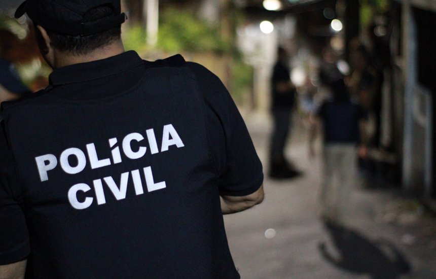 Mulher Suspeita De Acorrentar O Filho Em Casa Para Ir Beber é Presa Em