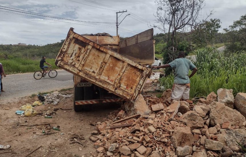 Caminhão é flagrado descartando entulho em ponto irregular em Camaçari ... Caminhão é flagrado descartando entulho em ponto irregular em Camaçari ...